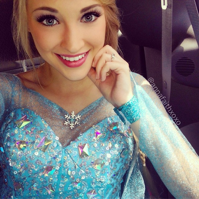 12 Photos Of The Real Life Queen Elsa That Stunned Frozen Fans Around 12 Photos Of The Real Life Queen Elsa That Stunned Frozen Fans Around